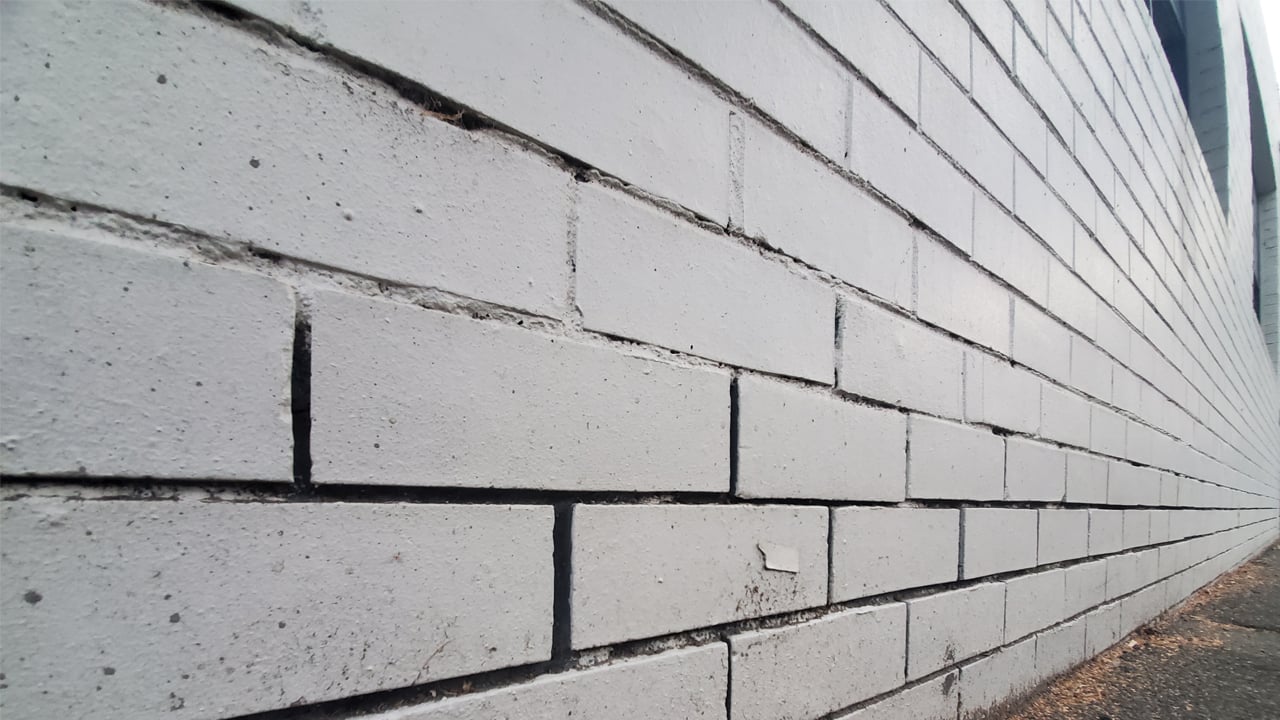 Splash-back onto brick walls and the relationship of the location of ...